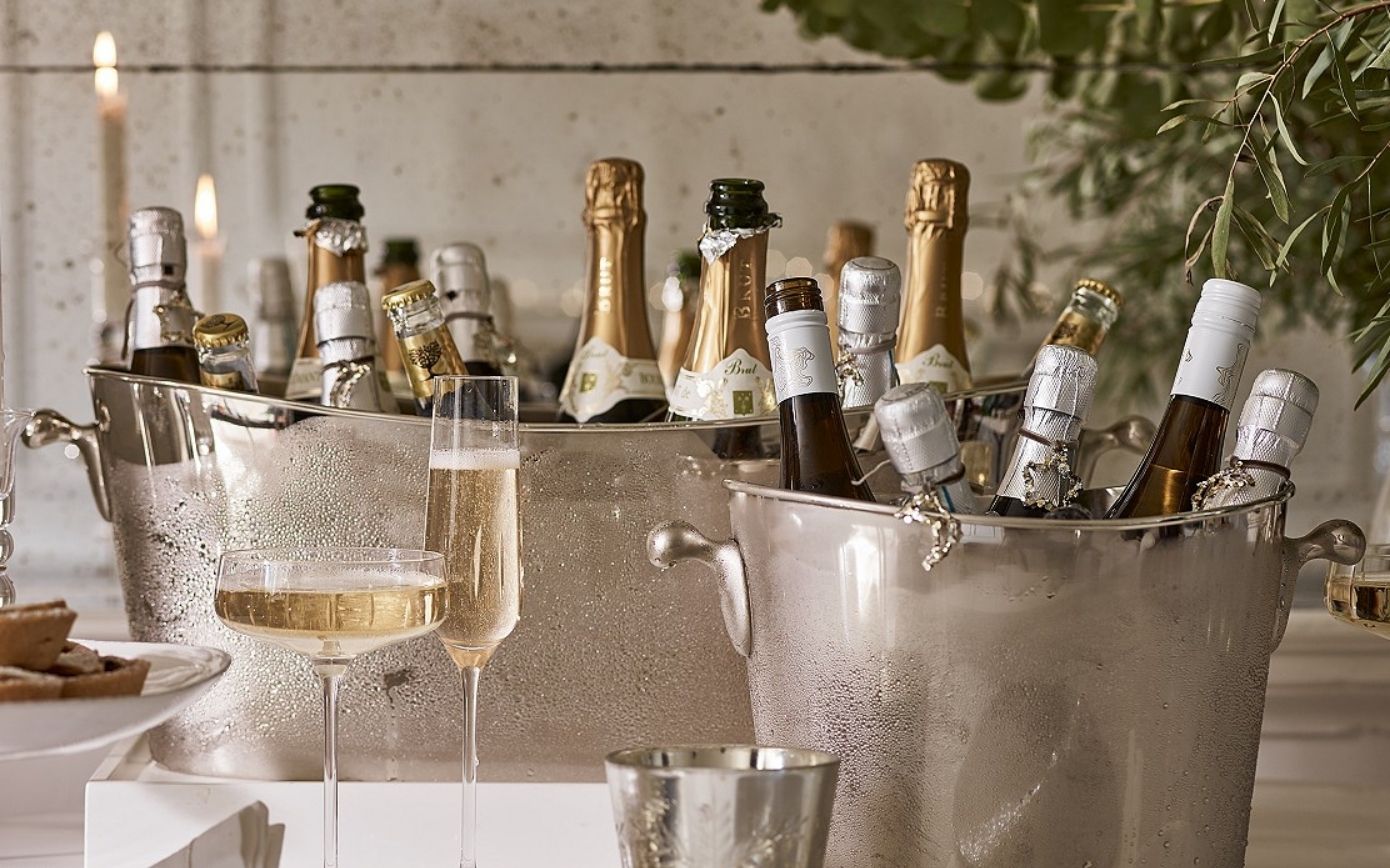 How to Host a Chic New Year’s Eve Dinner Party - The Gloss Magazine
