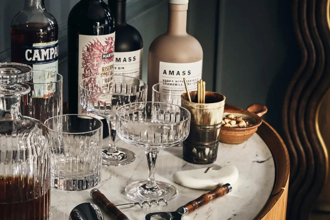 Everything You Need to Host A Chic Cocktail Party - The Gloss Magazine